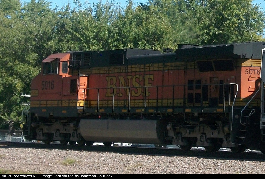 BNSF 5016, conductor's side view